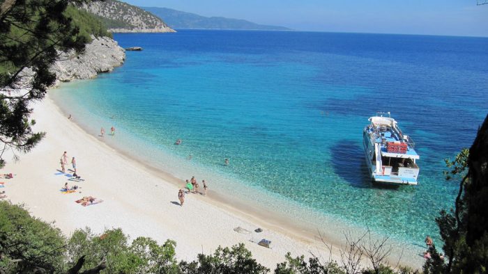 Καλύτερη απ’ το Μύρτο: Η κρυφή παραλία του Ιονίου που μοιάζει με ...