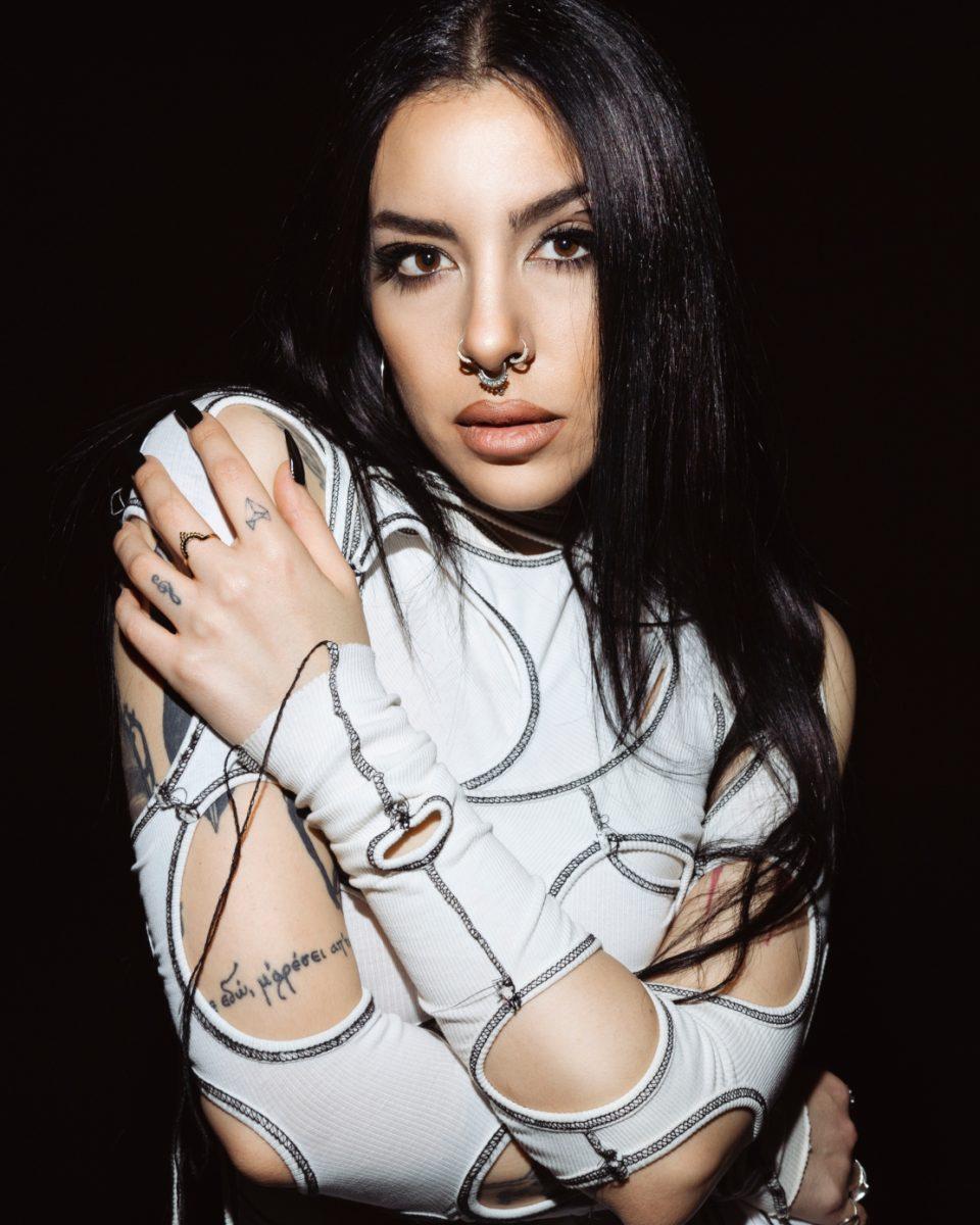 Η Foxy Lee κάνει την μαύρο ύλη να μοιάζει με φως