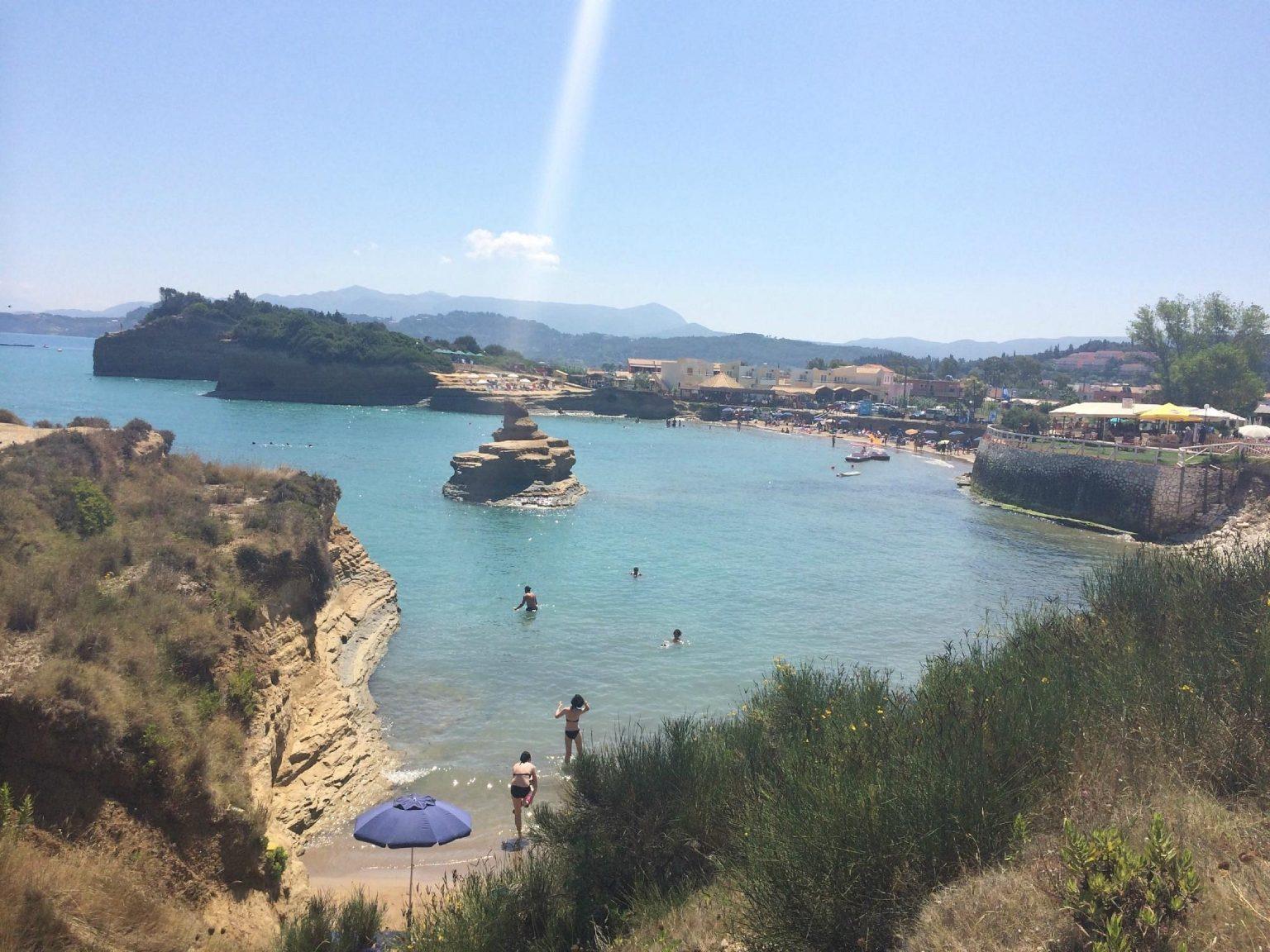 Ζεστά νερά όλο το χρόνο, ποτέ κύμα: Η ξακουστή ελληνική παραλία που ...